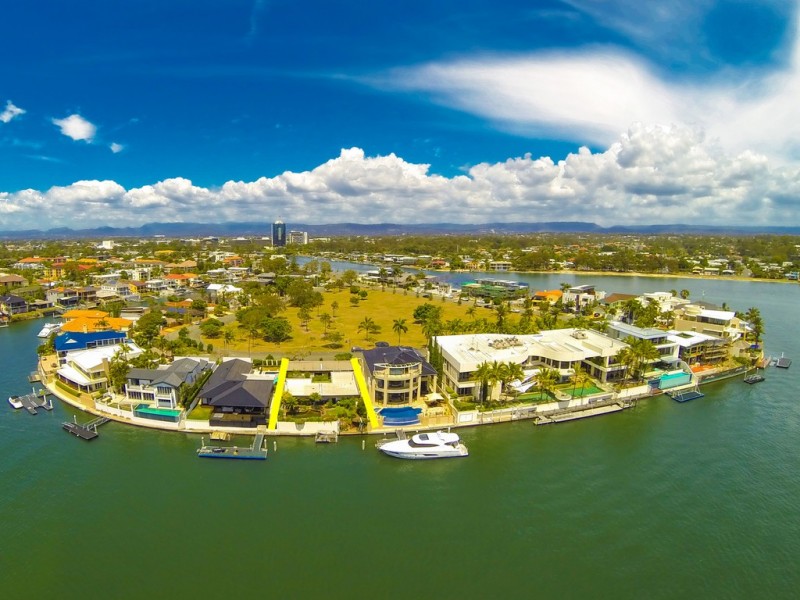 22 Southern Cross Drive, CRONIN ISLAND, Surfers Paradise QLD 4217 | Ray ...